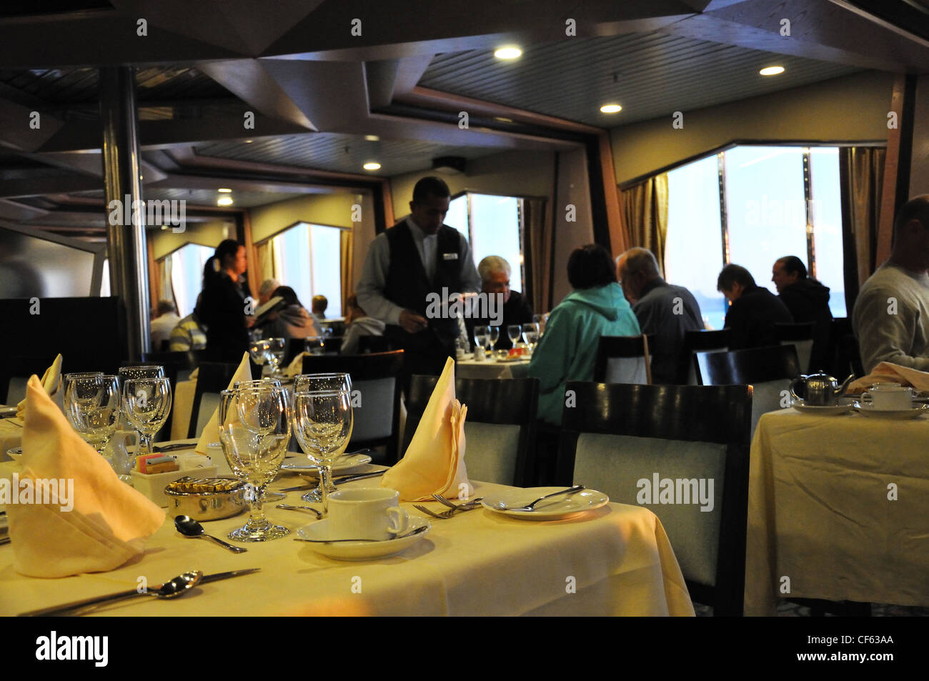 Cruise ship restaurant table Stock Photo - Alamy