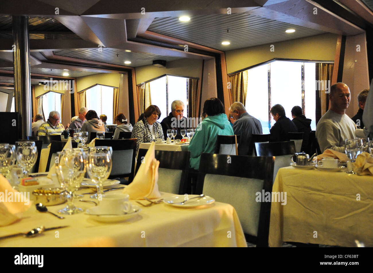 Cruise ship restaurant table Stock Photo - Alamy