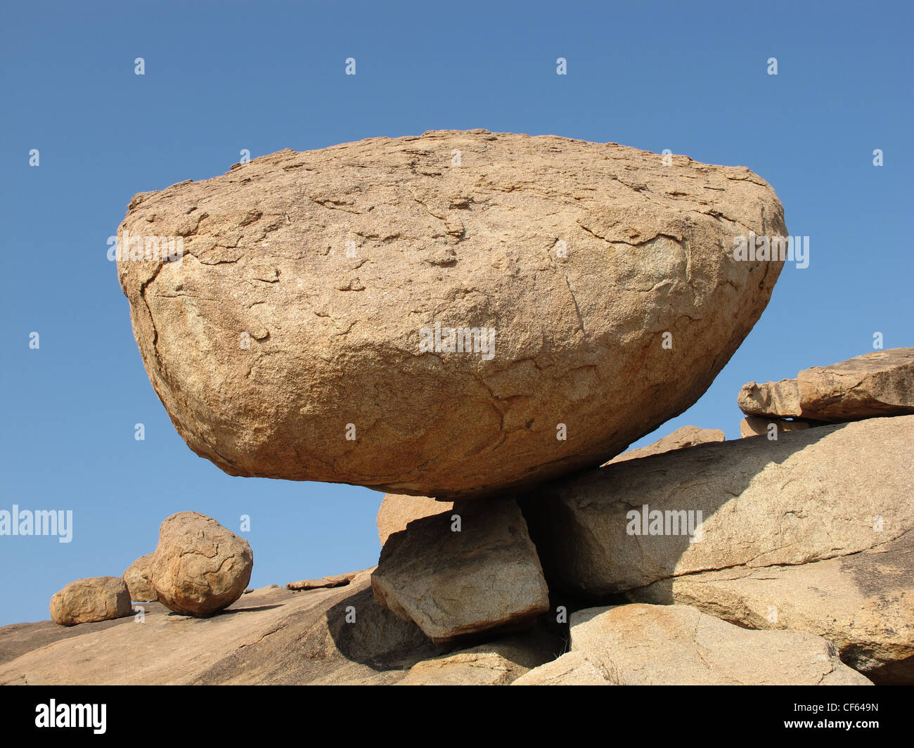 Balancing boulders hi-res stock photography and images - Alamy