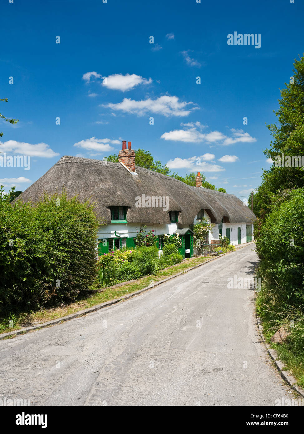 Pretty thatched cottage hi-res stock photography and images - Alamy