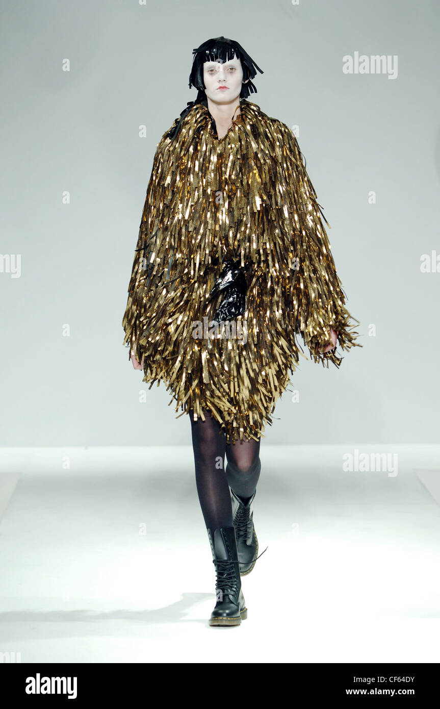 Gareth Pugh London Ready to Wear Autumn Winter Female model wearing a ...