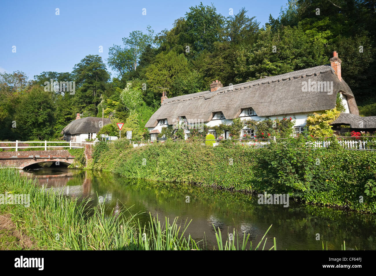 A row of picturesque thatched cottages by the River Test Stock Photo ...