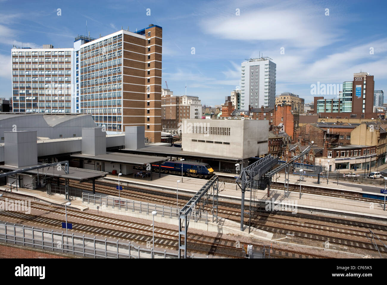 Leeds railway station hi-res stock photography and images - Alamy