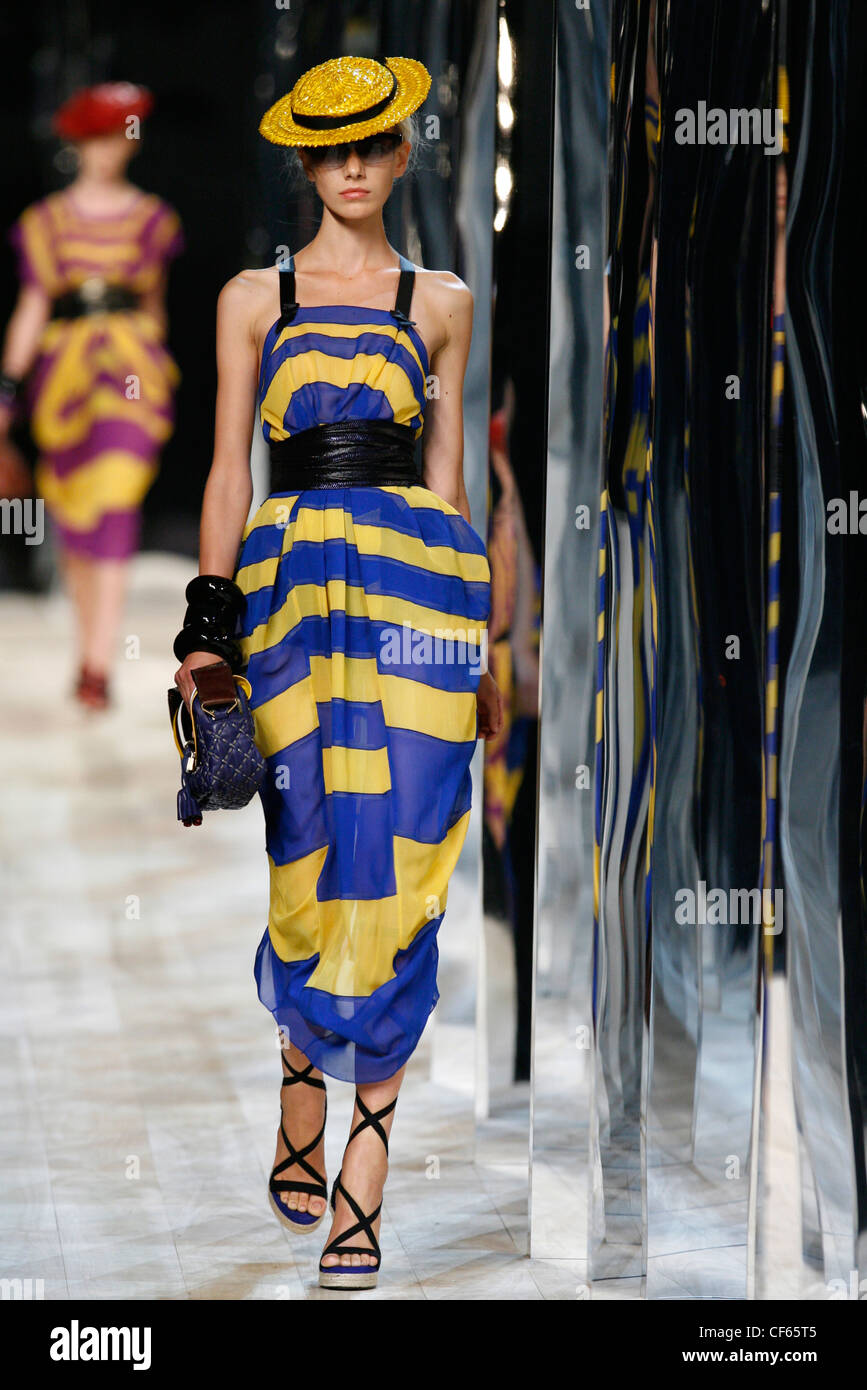 Black yellow striped dress hi-res stock photography and images - Alamy