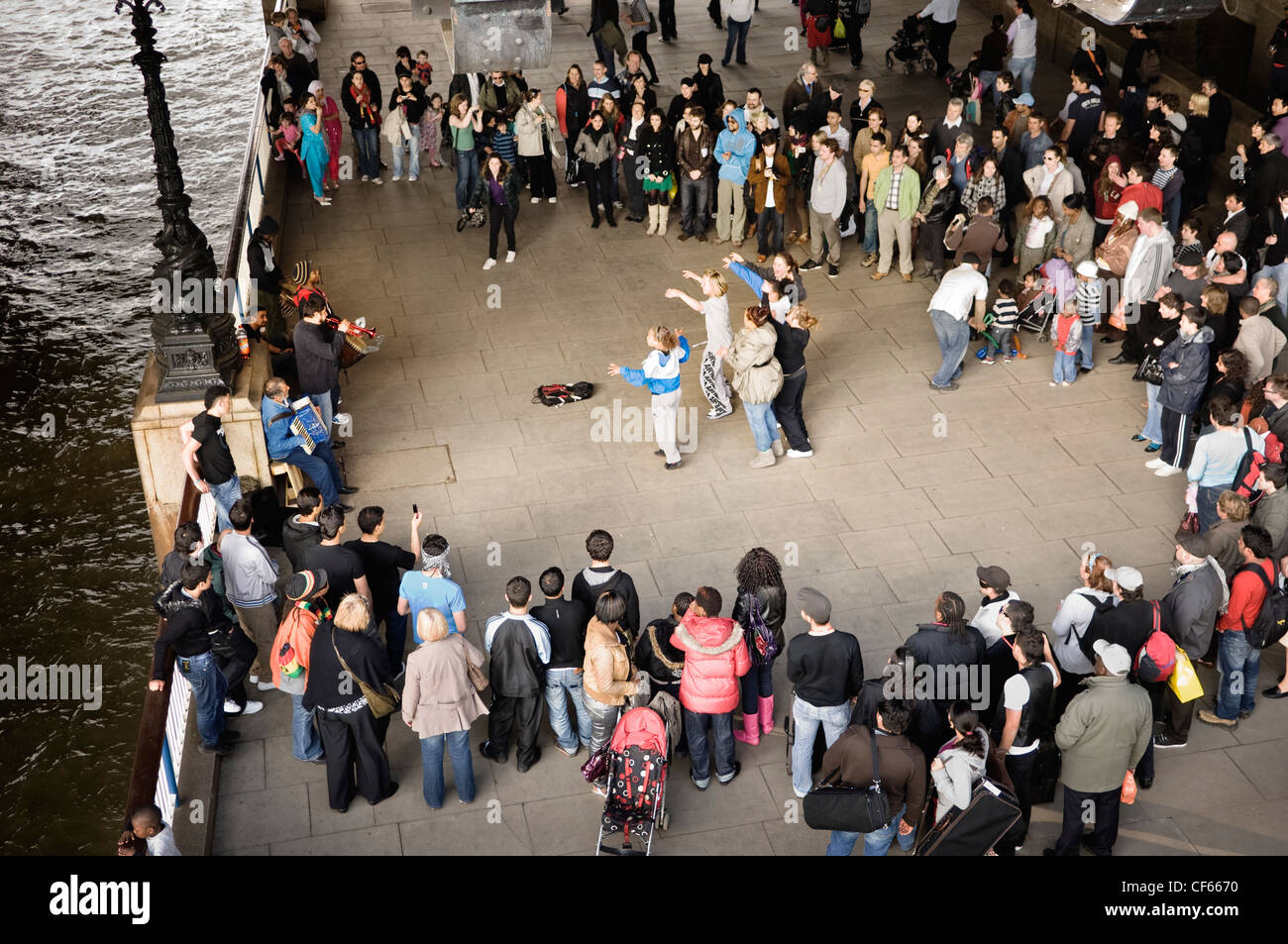 Street performers south bank london hi-res stock photography and images - Alamy