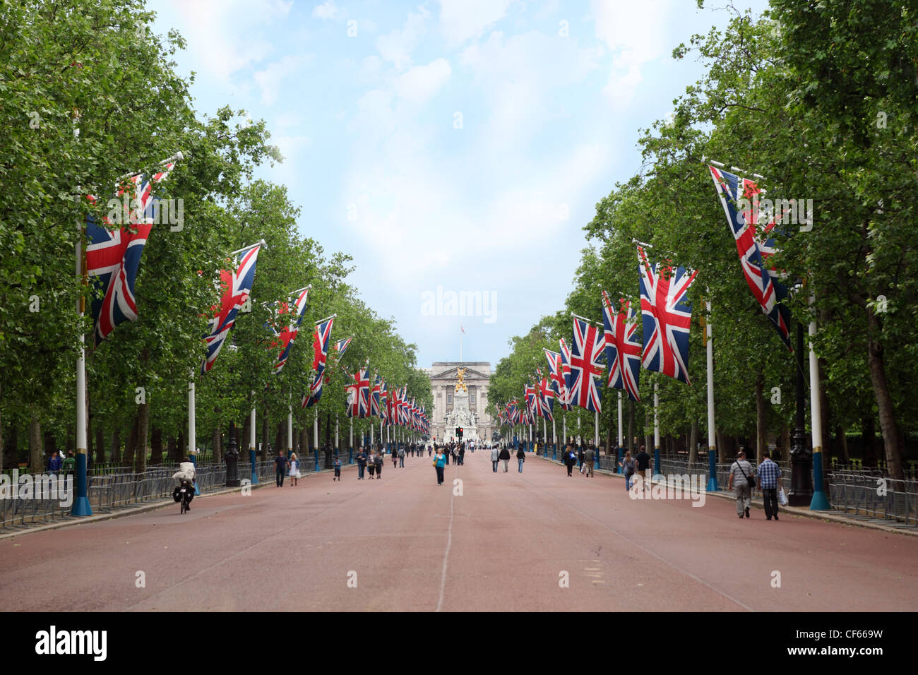 Alley Mall, Victoria Memorial and Buckingham Palace are seen in the ...