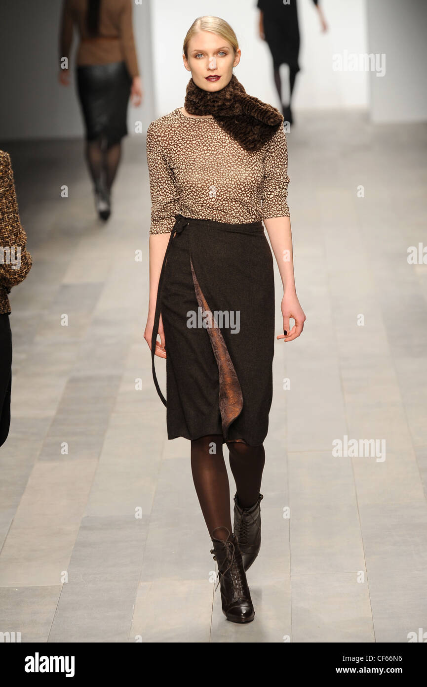 Caroline Charles London Ready to Wear Autumn Winter 2011 2012 Stock ...