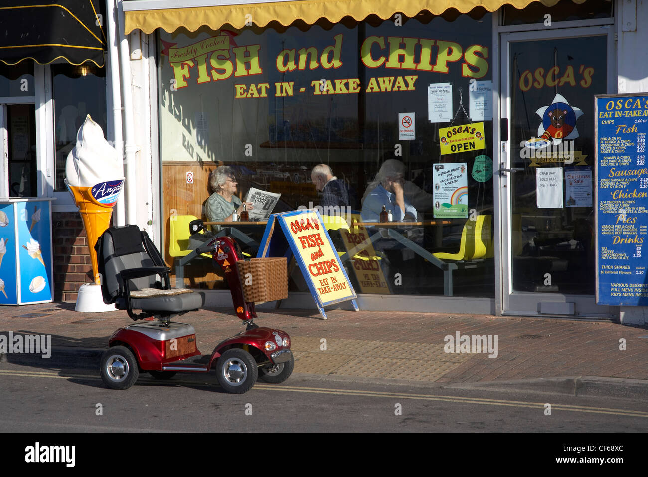 Littlehampton beach fish and chips hi-res stock photography and images ...