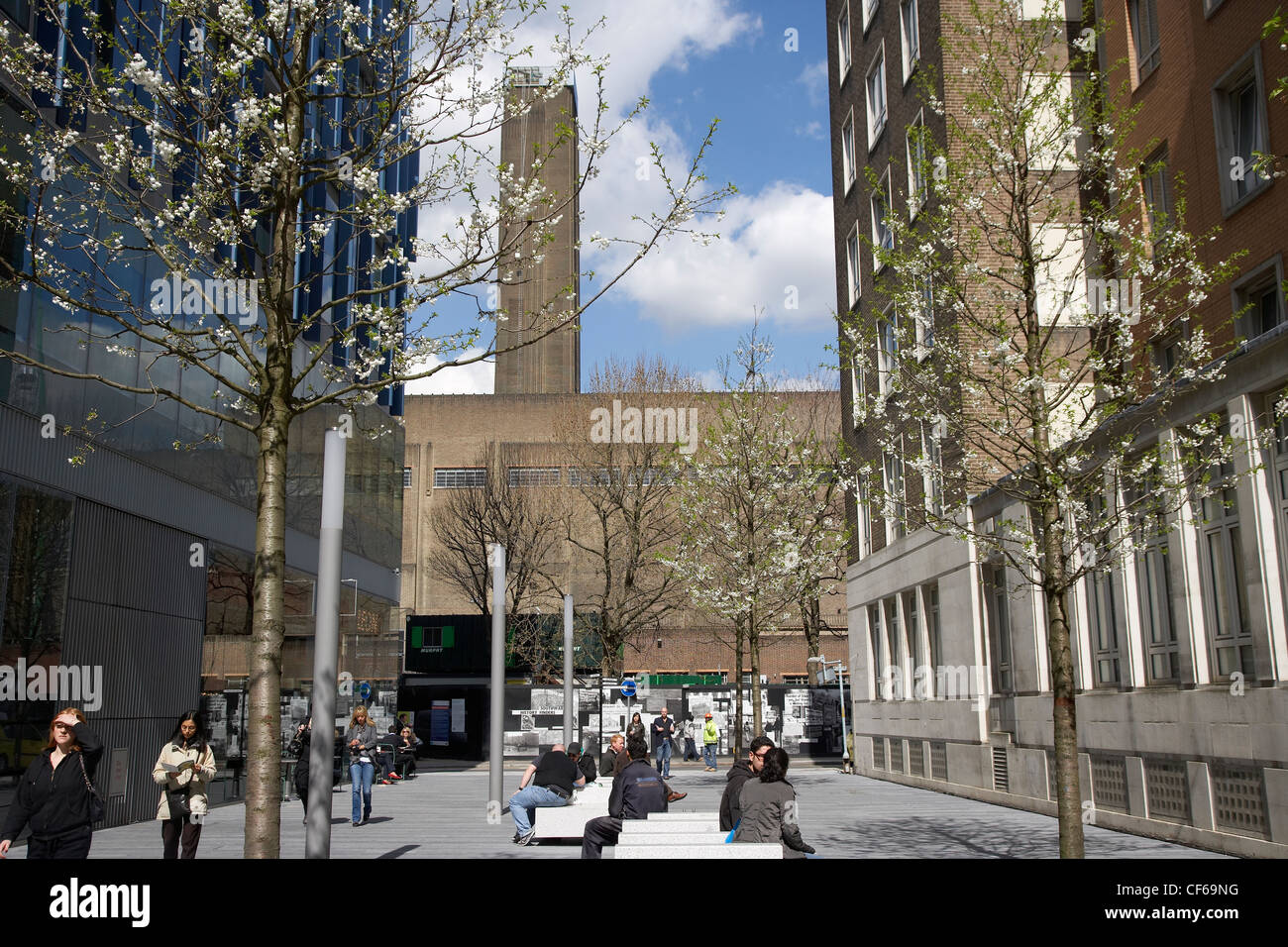 Pedestrian side view of the Tate Modern in spring Stock Photo - Alamy