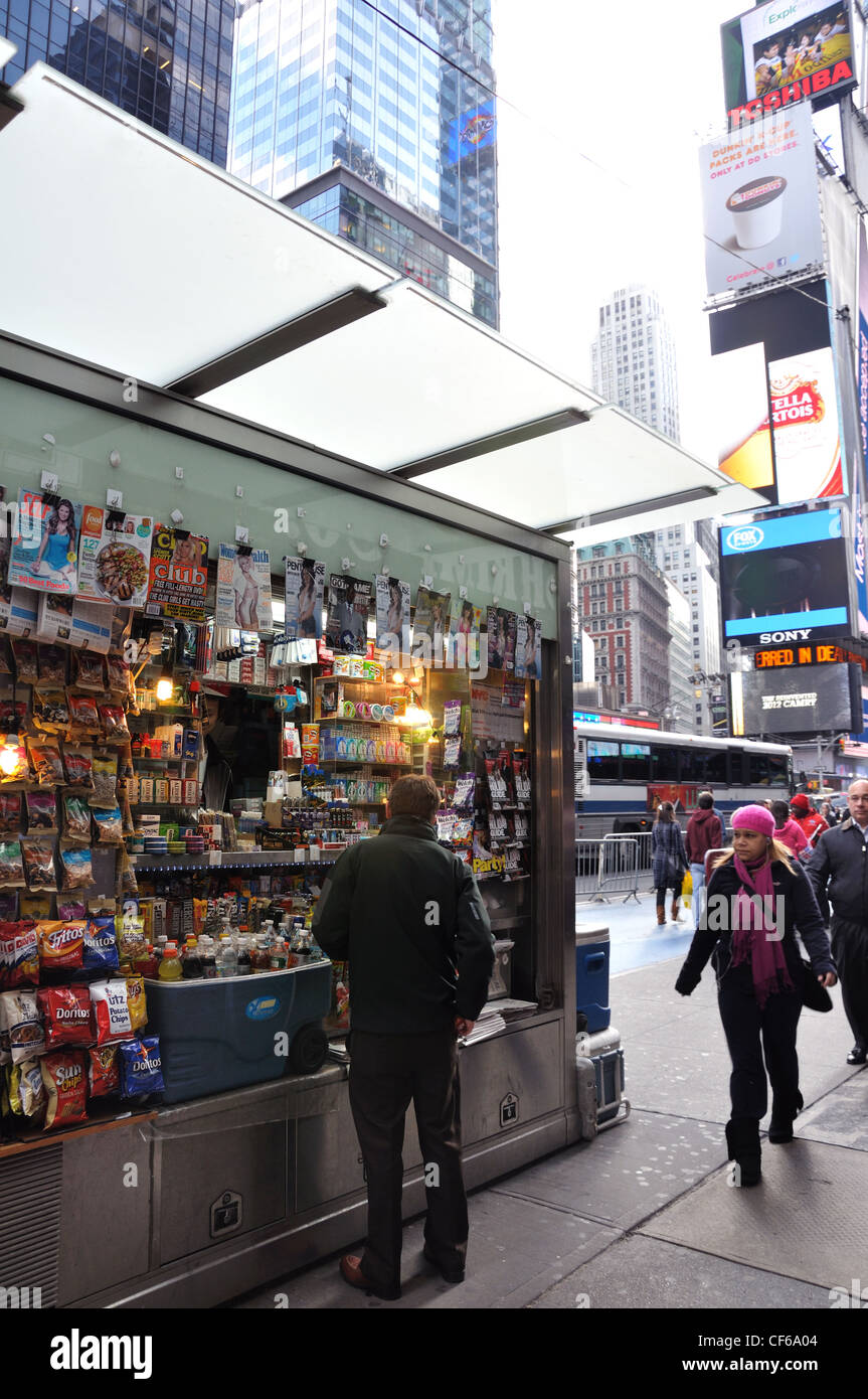 Kiosk selling newspapers magazines hi-res stock photography and images ...