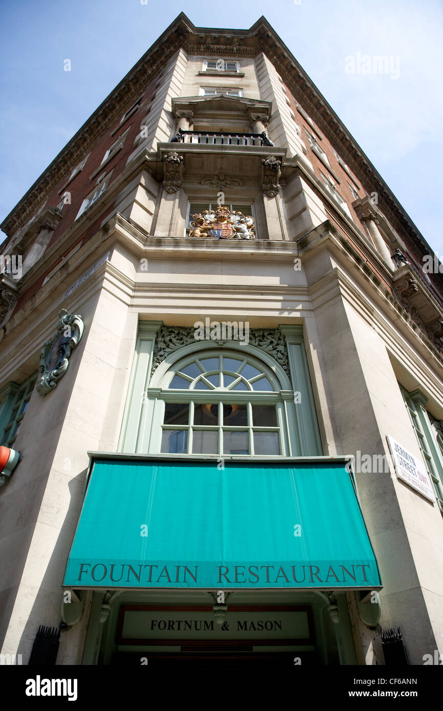 The front entrance to the Fortnum and Mason department store in London ...