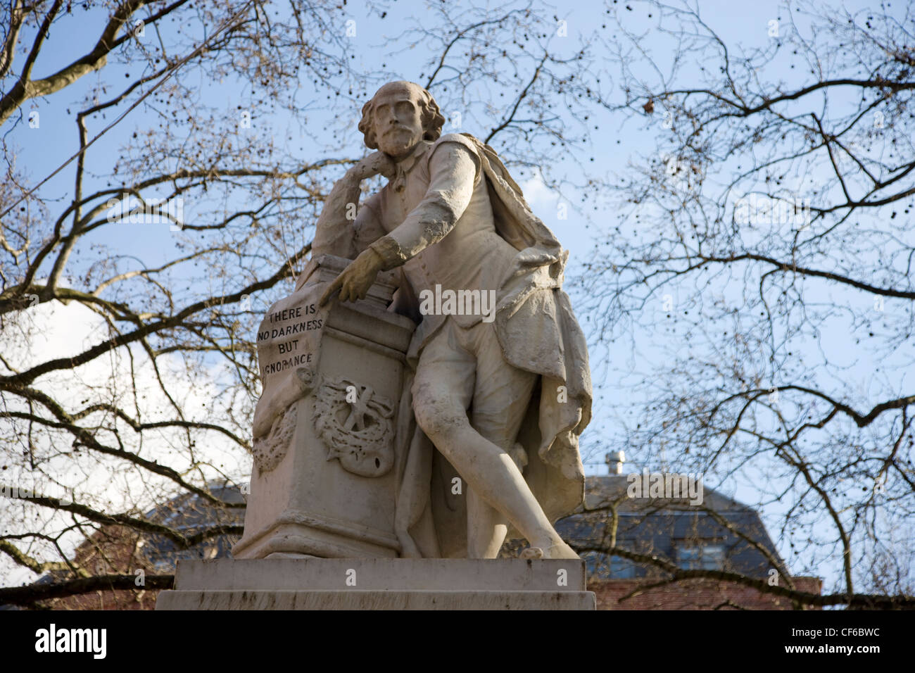 William shakespeare statue london hi-res stock photography and images ...