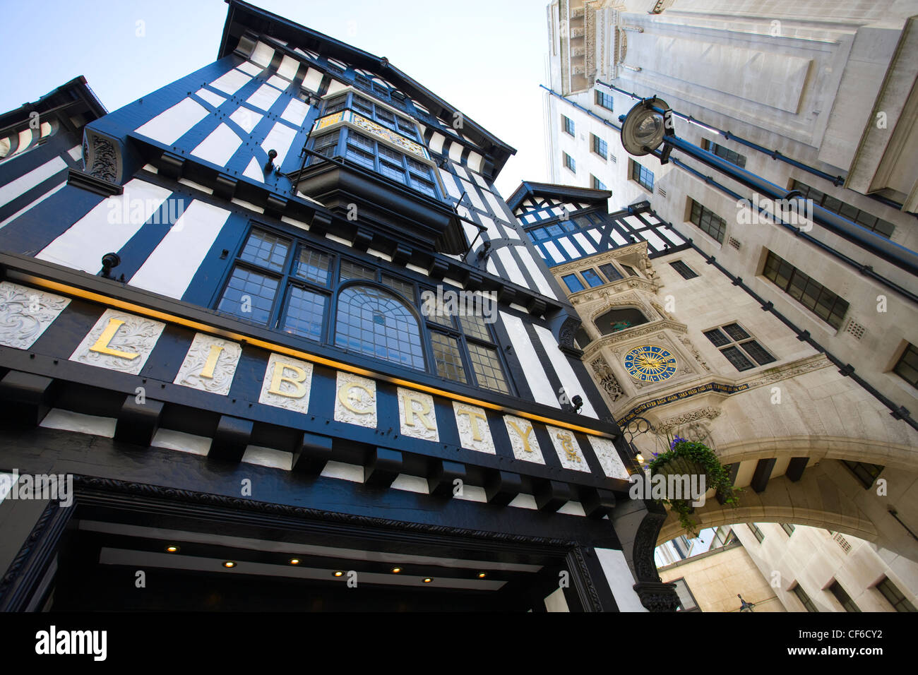 Famous tudor buildings uk hi-res stock photography and images - Alamy