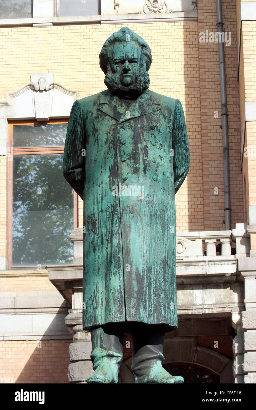 NORWAY - Oslo National Theatre Henrik Ibsen bronze statue Stock Photo ...