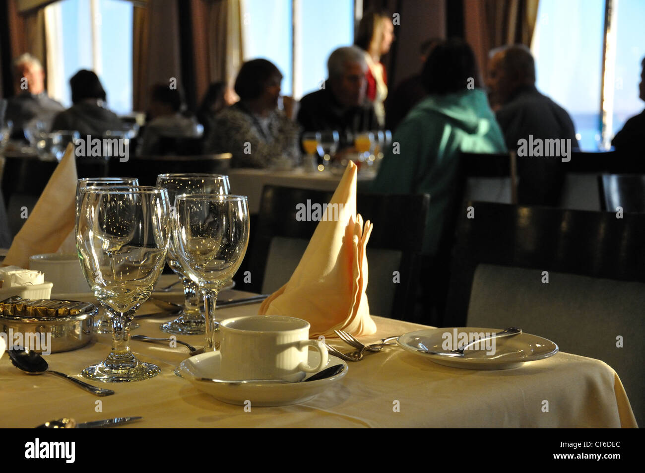 Cruise ship restaurant table Stock Photo - Alamy