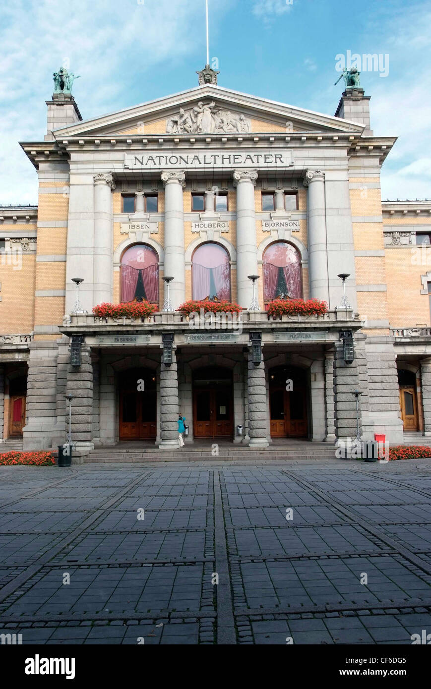 NORWAY Oslo The National Theatre Stock Photo - Alamy