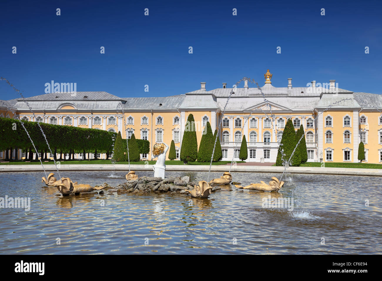 Palace with fountain hi-res stock photography and images - Alamy