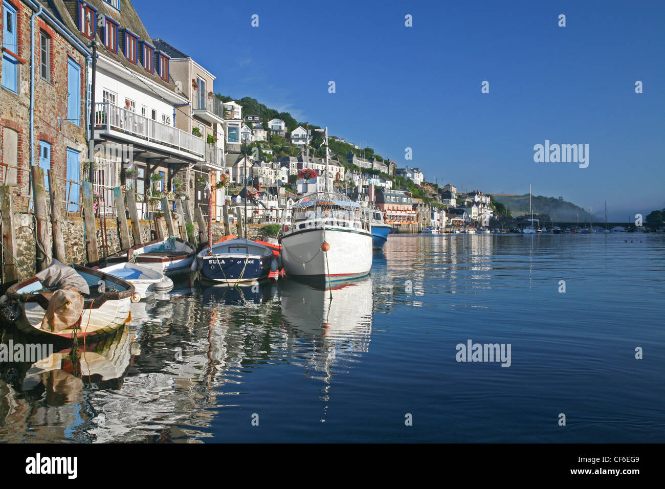 Peaceful scene of boats on the Looe estuary, under a blue sky Stock ...