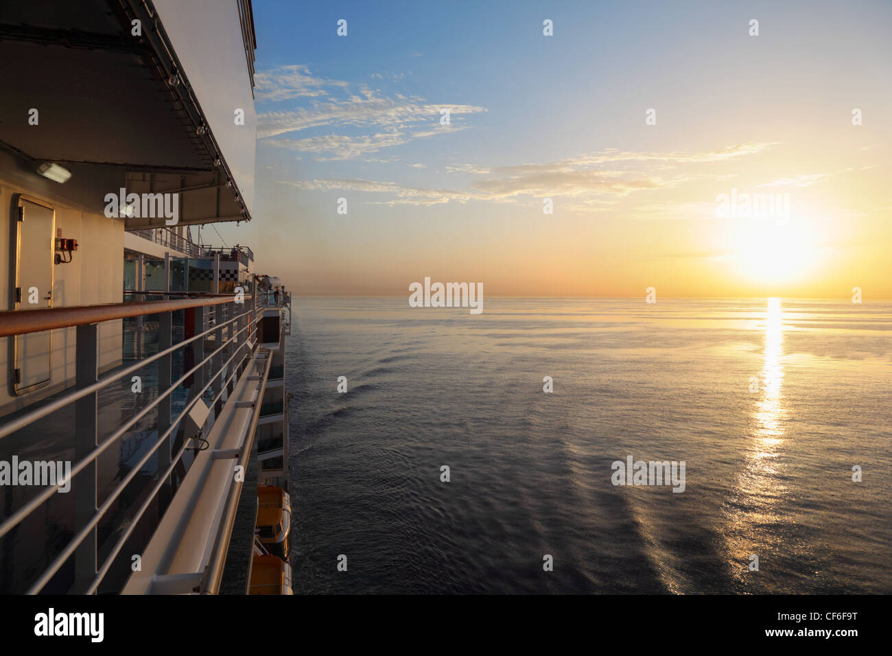 Cruise ship view from above hi-res stock photography and images - Alamy