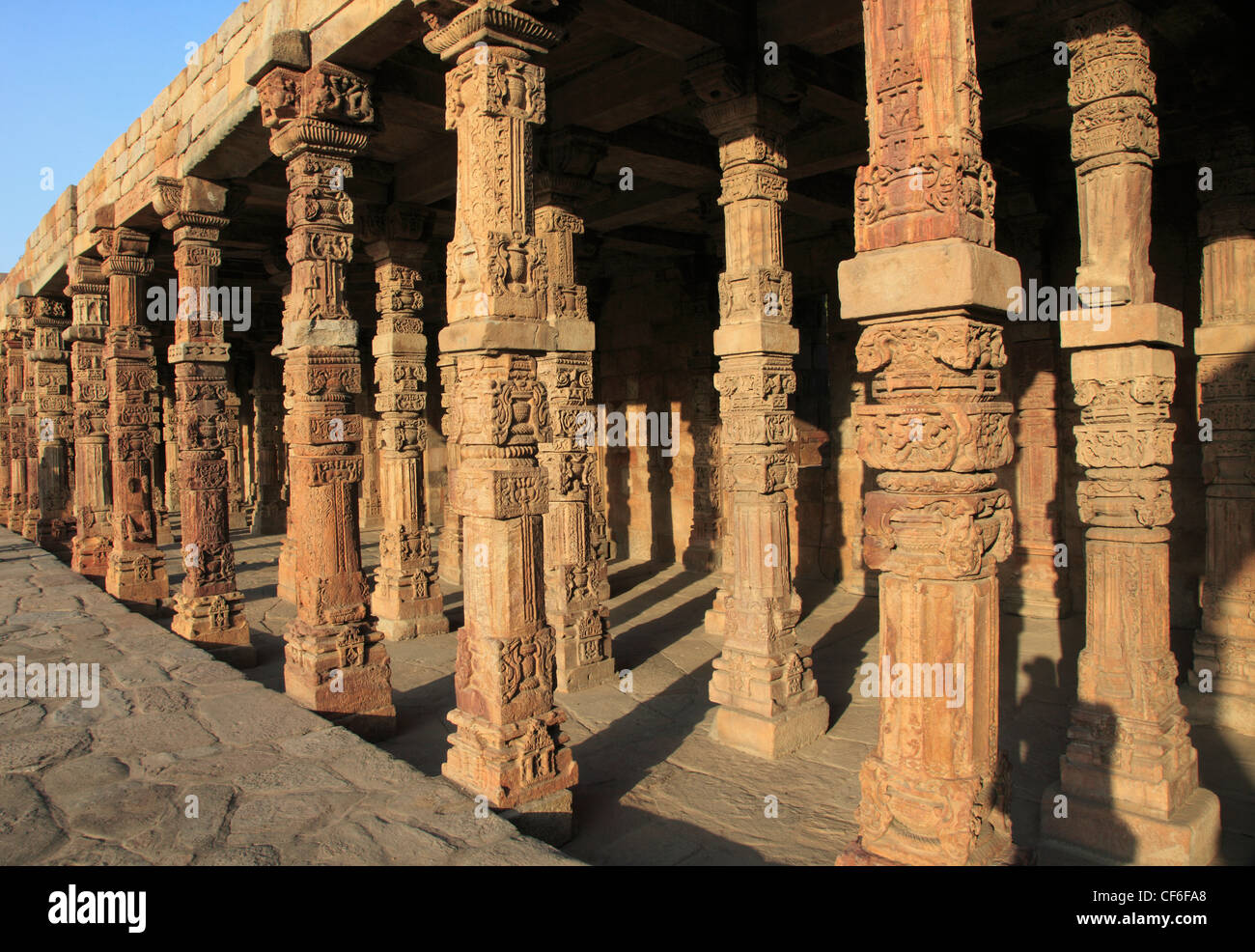 Quwwat ul islam mosque hi-res stock photography and images - Alamy