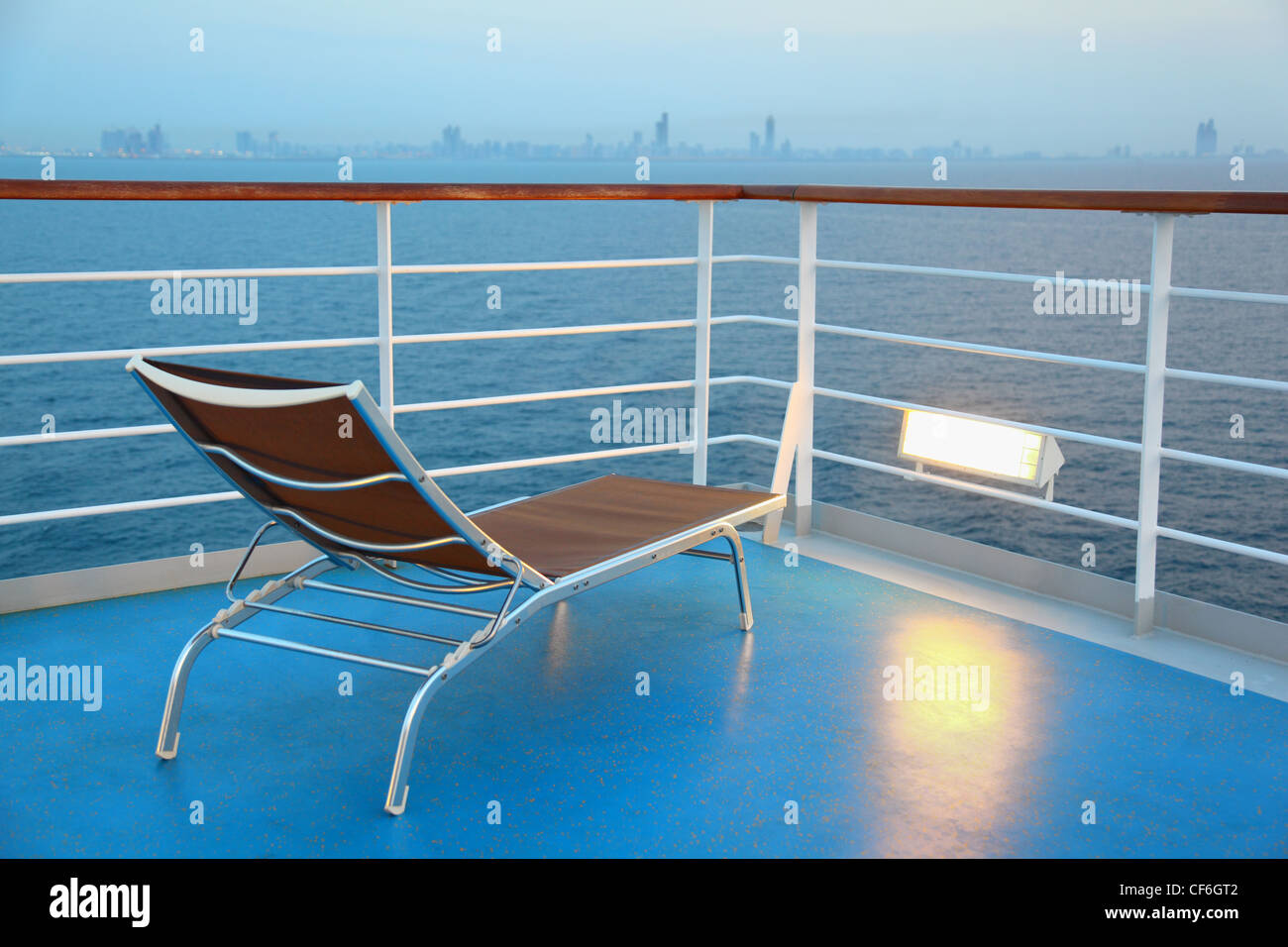 Cruise ship lounge chair hi-res stock photography and images - Alamy