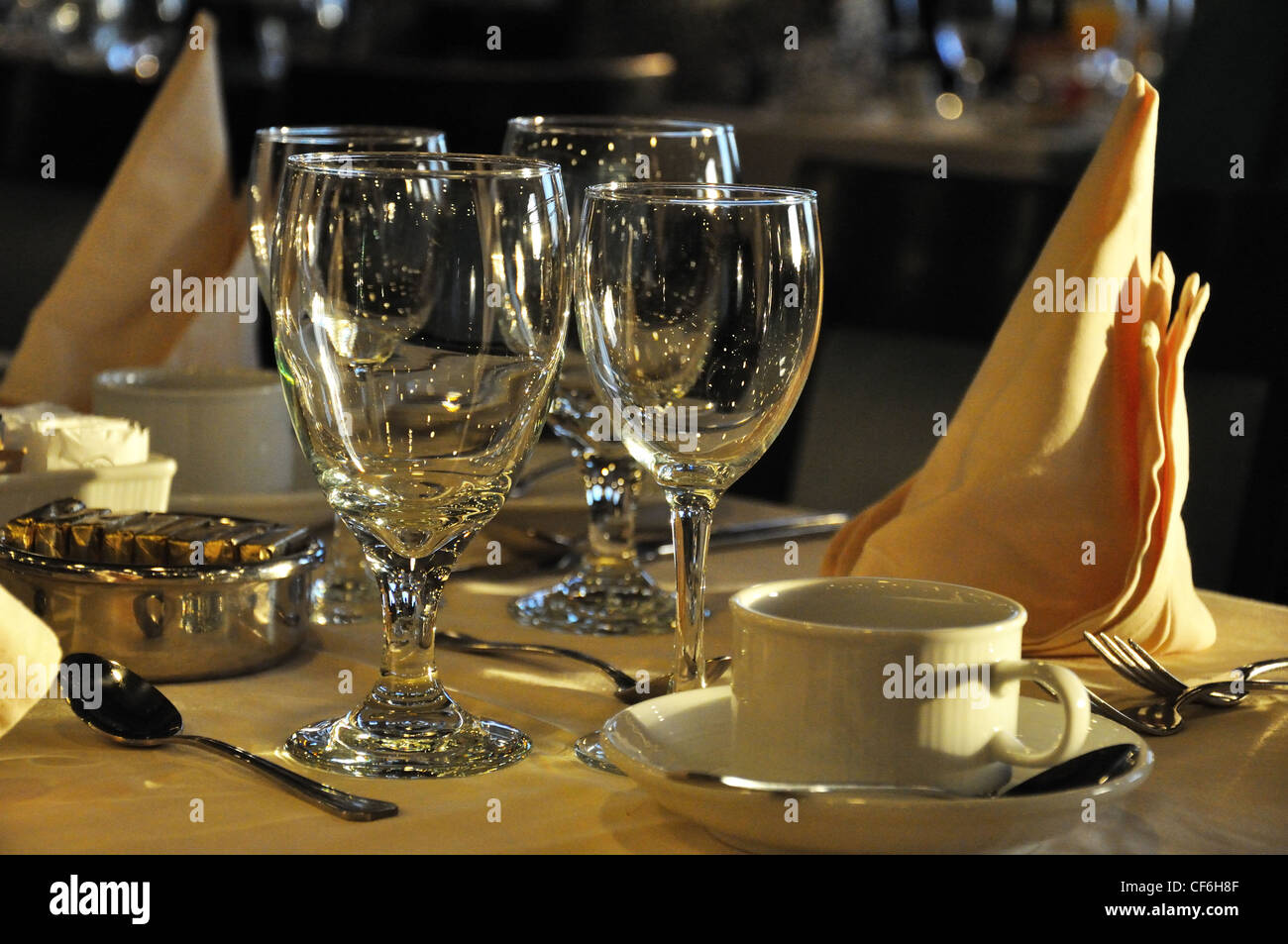 Cruise ship restaurant table Stock Photo - Alamy