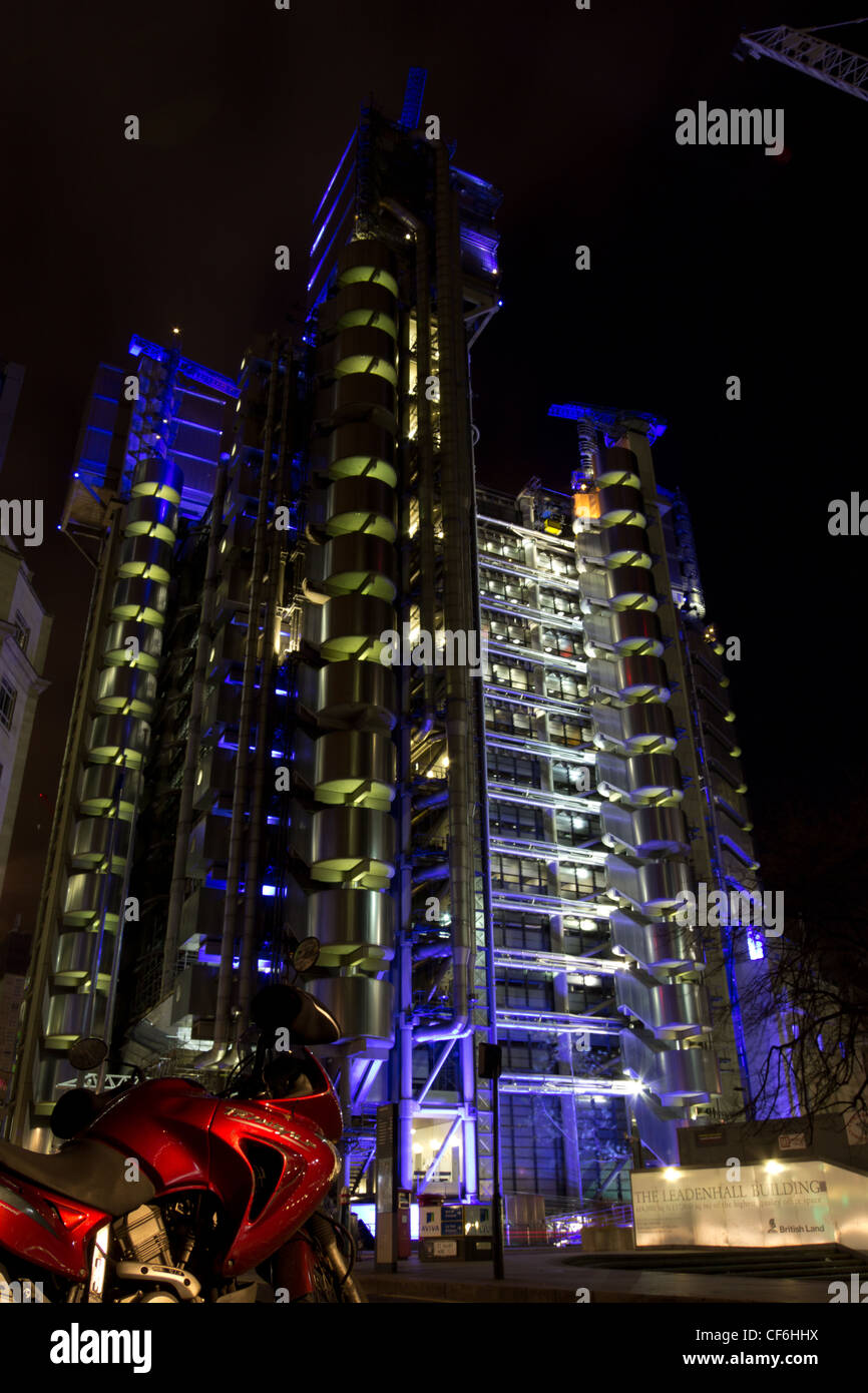 Tall red iconic landmarks hi-res stock photography and images - Alamy