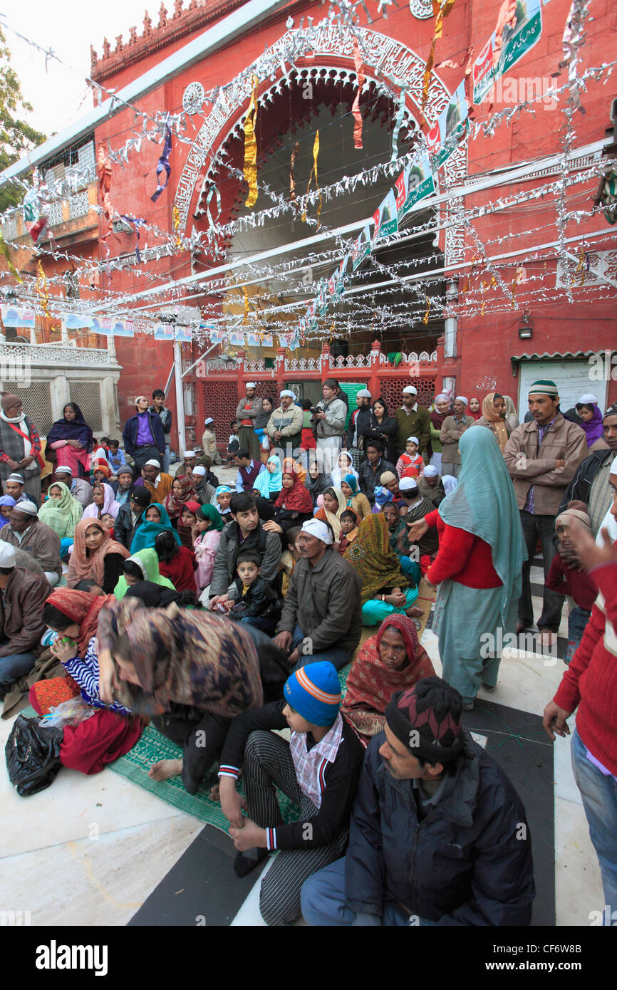 India; Delhi; Nizamuddin Chisti; muslim; sufi; saint; shrine; Dargah ...