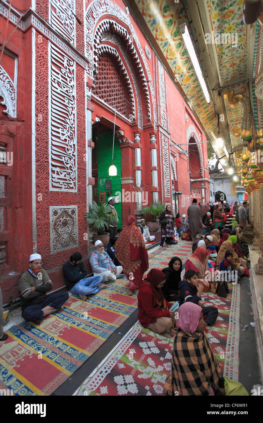 India; Delhi; Nizamuddin Chisti; muslim; sufi; saint; shrine; Dargah ...