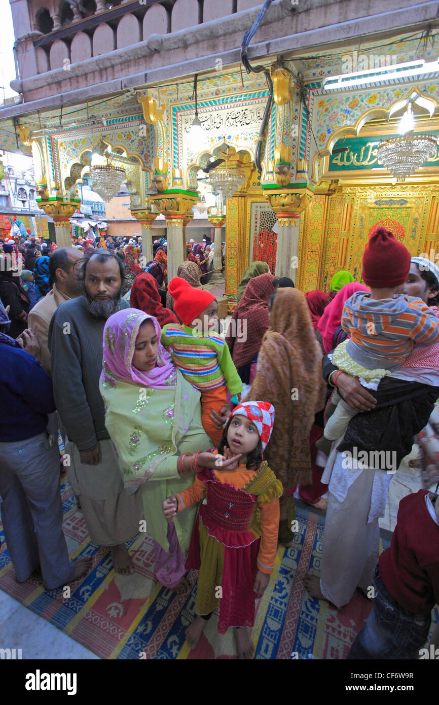 India; Delhi; Nizamuddin Chisti; muslim; sufi; saint; shrine; Dargah ...