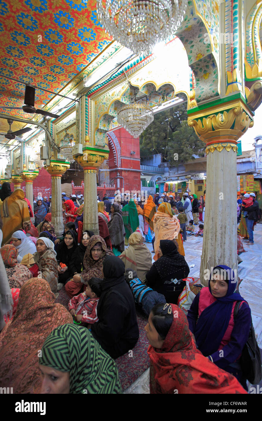 India; Delhi; Nizamuddin Chisti; muslim; sufi; saint; shrine; Dargah ...