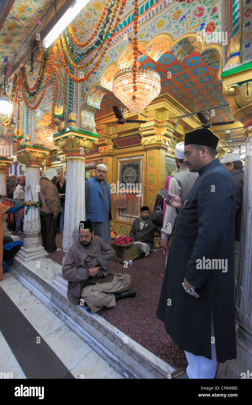 India; Delhi; Nizamuddin Chisti; muslim; sufi; saint; shrine; Dargah ...