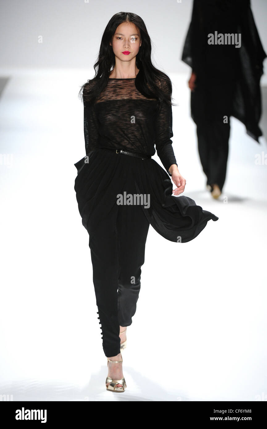 Luca Luca New York Ready to WearSpringSummer 2012 Stock Photo - Alamy