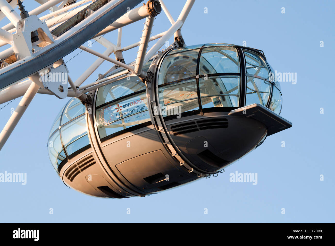 Building the millennium wheel hi-res stock photography and images - Alamy