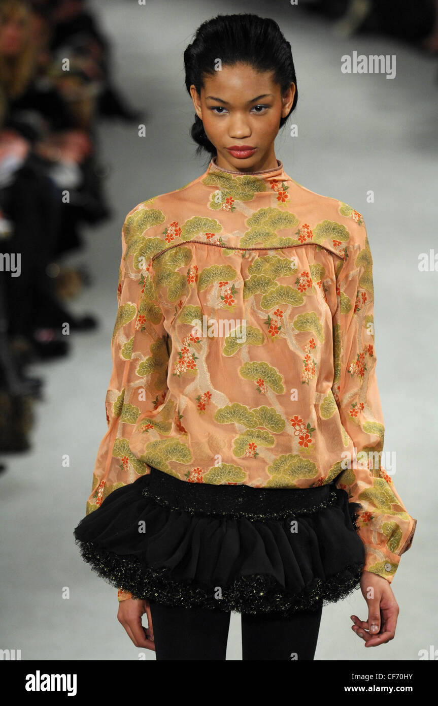 Hash Paris Haute Couture Spring Summer Model black hair off face ...