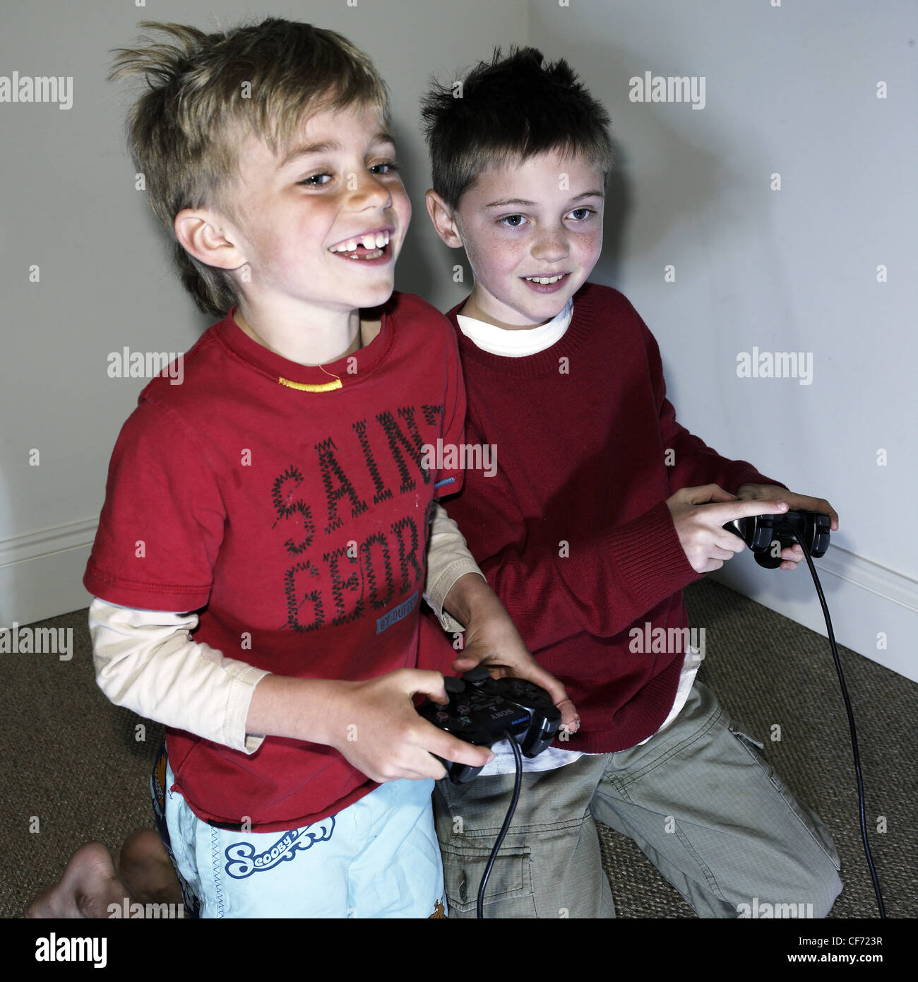 Boys and computer games hi-res stock photography and images - Alamy