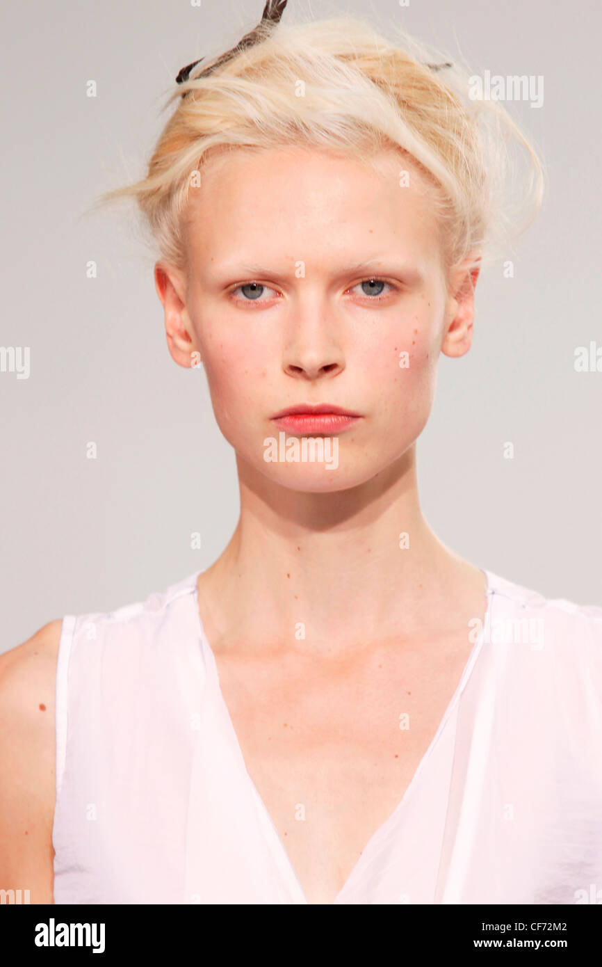 Nicholas Andreas Taralis Paris Ready to Wear Spring Summer 2012 Stock ...