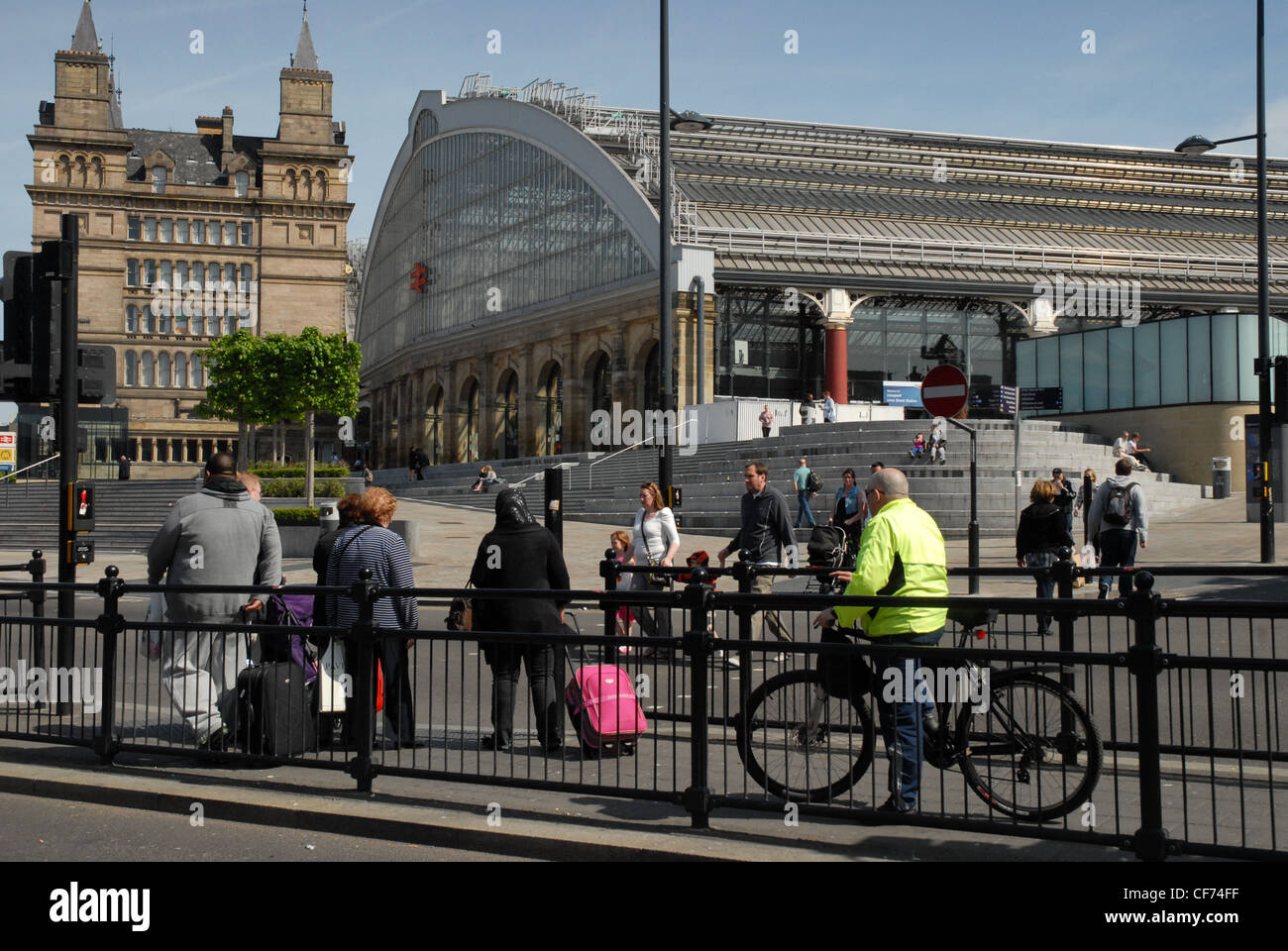 Liverpool lime street railway station entrance hi-res stock photography ...