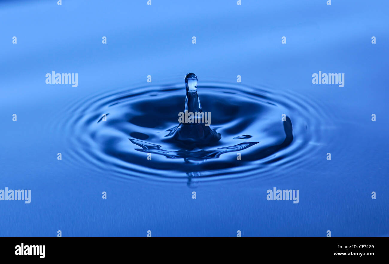 Water ripple circle waves hi-res stock photography and images - Alamy