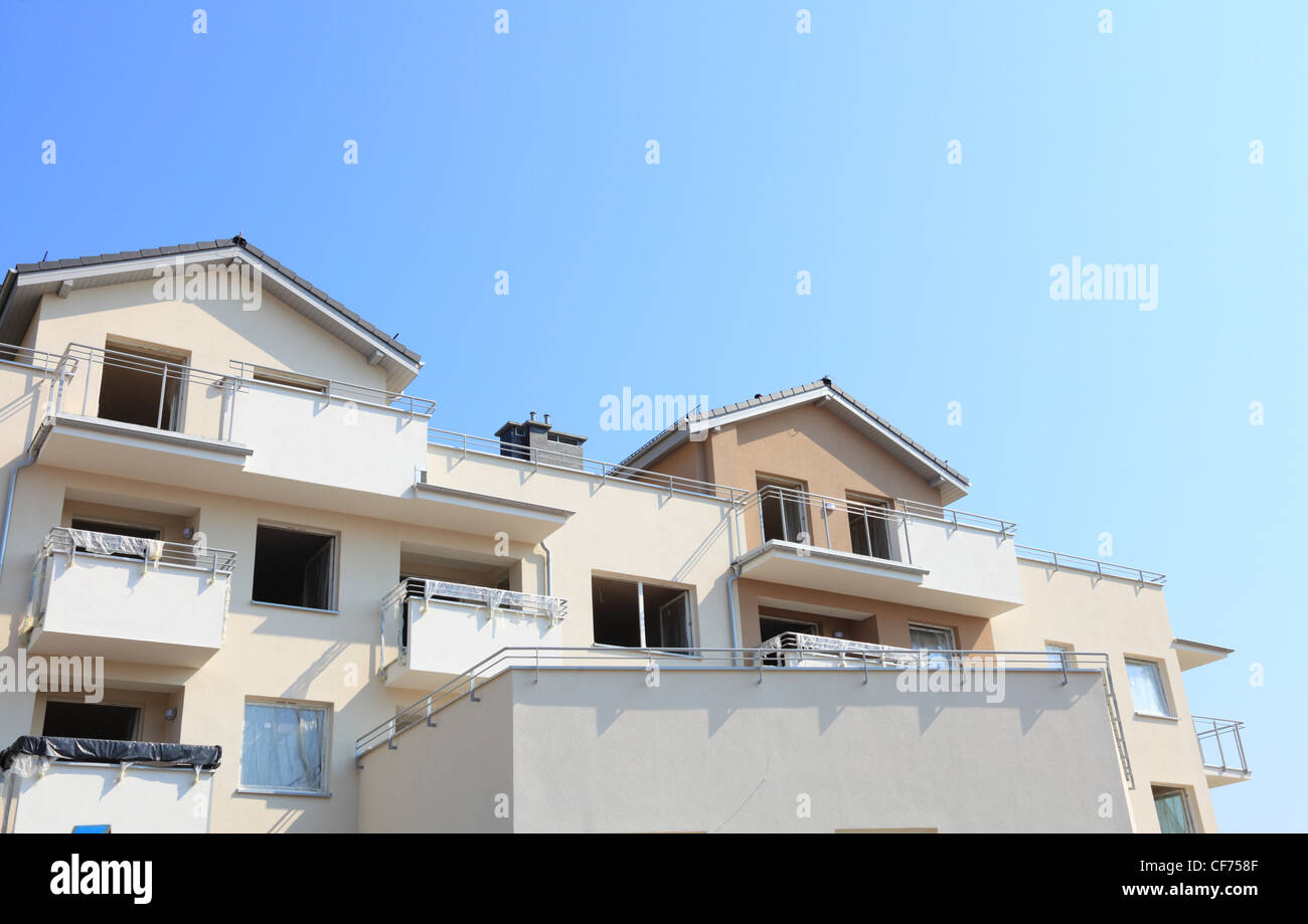 Construction site of local homes with rooftops outdoor Stock Photo - Alamy