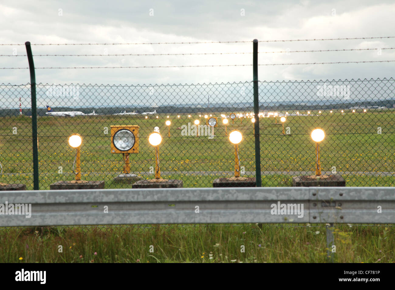 Landebahn am Flughafen mit Befeuerung, Airport Lighting, Airport ...