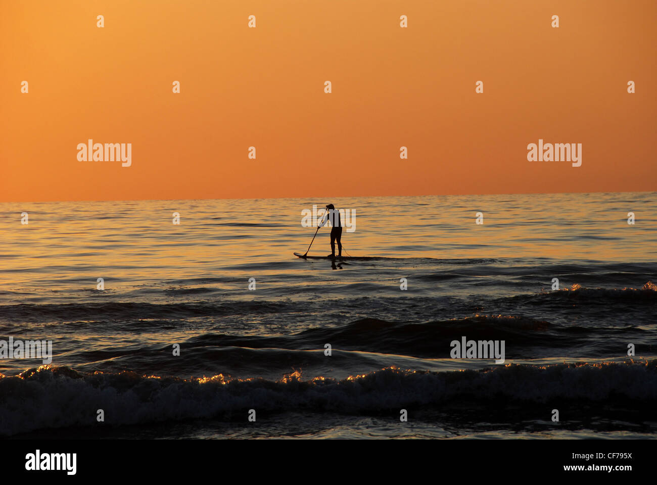 Paddle boarding sunset hi-res stock photography and images - Alamy