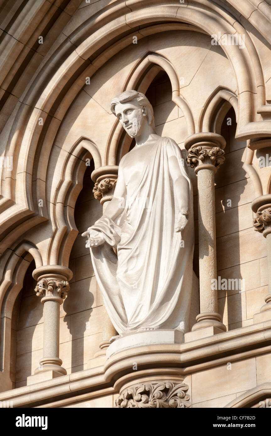 Statue of Jesus above Entrance to Southwark Cathedral,London,UK Stock ...