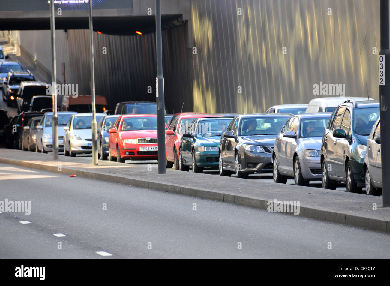 Heavy Traffic queue commuting driving commuters cars Stock Photo - Alamy