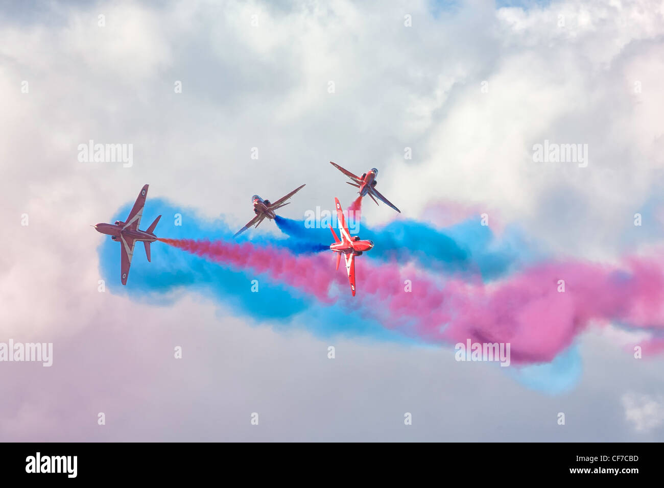 Red arrows split hi-res stock photography and images - Alamy
