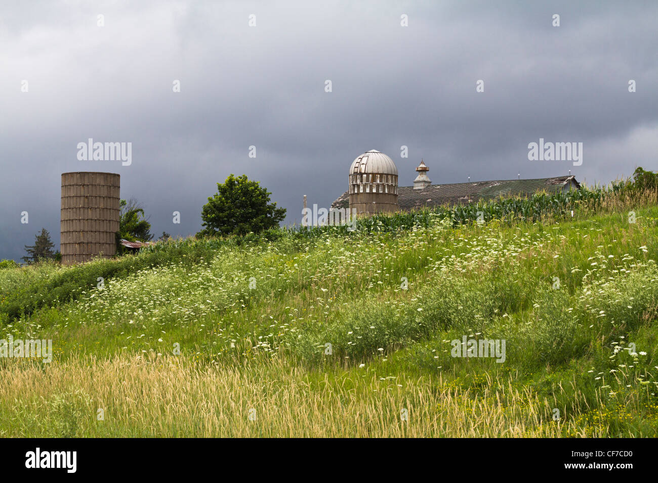 Beautiful american farmhouse farm hi-res stock photography and images ...