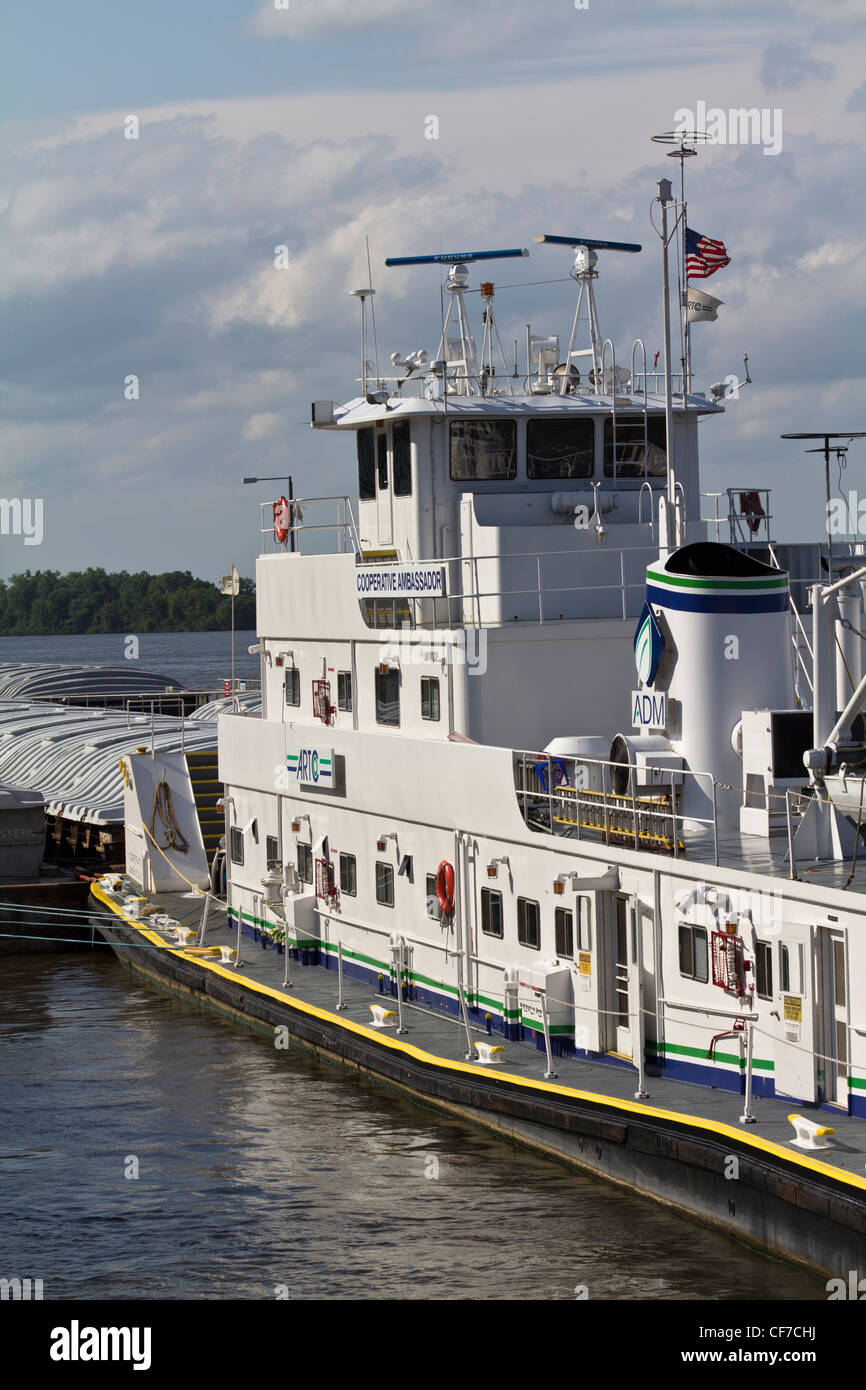 Canal barge entering lock hi-res stock photography and images - Alamy