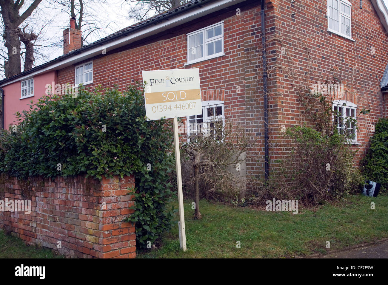 Sold sign country hi-res stock photography and images - Alamy