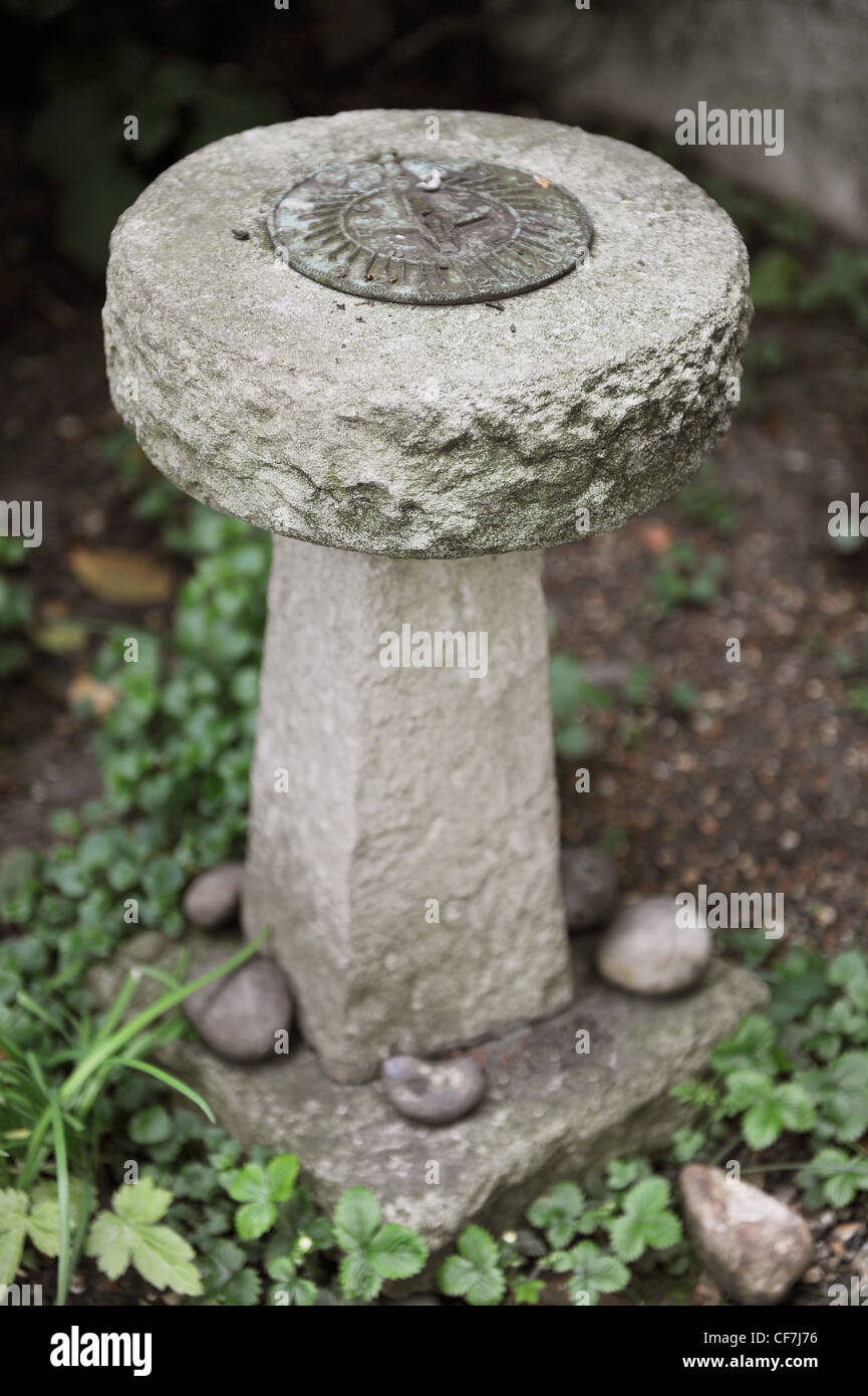 Sundial sculpture in english hi-res stock photography and images - Alamy