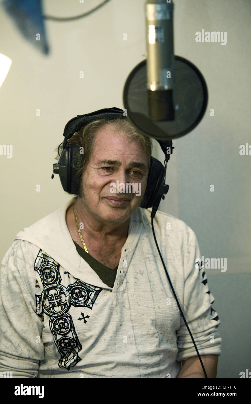 Engelbert humperdinck singer hi-res stock photography and images - Alamy